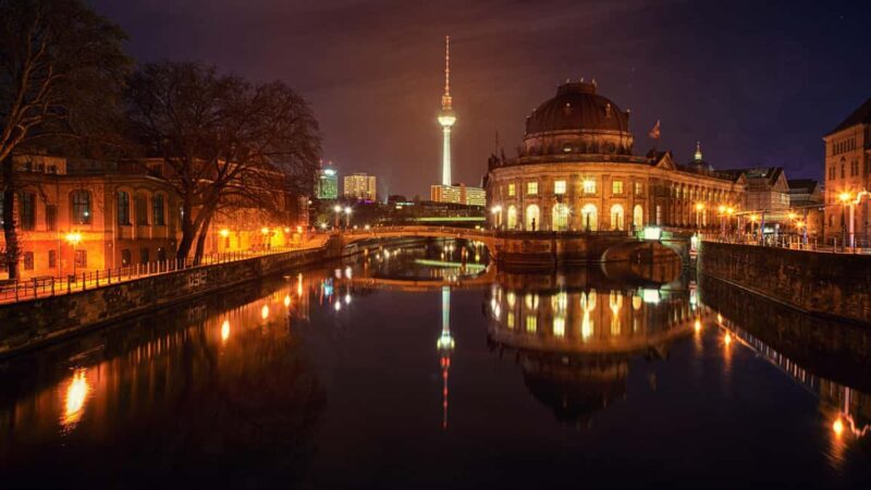 Berlin: City tour at night with illuminated sights - Practical Details and Value