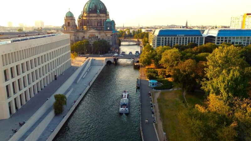Berlin: Evening Boat Cruise  Romance & Moonlight - Key Points