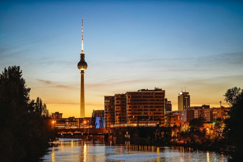 Berlin: Evening City Sightseeing Cruise - Key Points