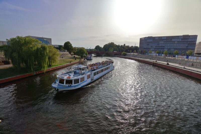 Berlin: Evening City Sightseeing Cruise - The Experience: What You Can Expect