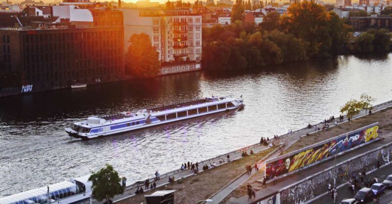Berlin: Evening City Sightseeing Cruise - Who Should Consider This Tour?