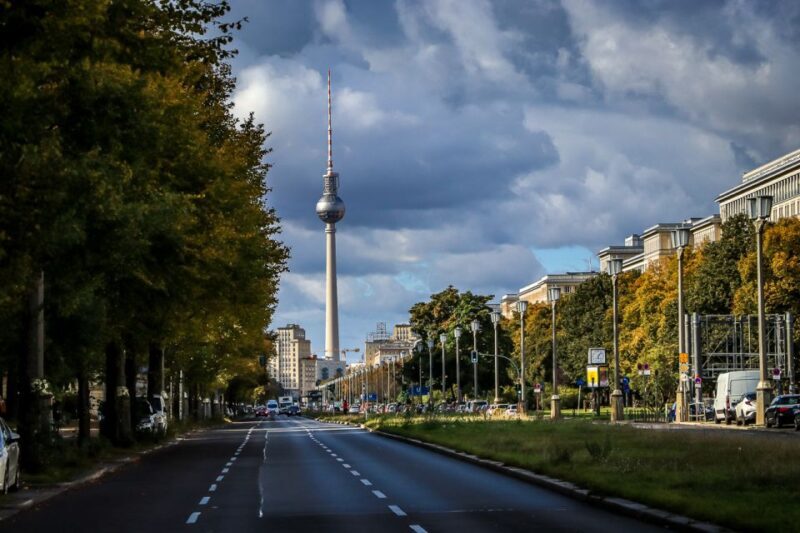 Berlin: Guided Walking Tour in English - Key Points