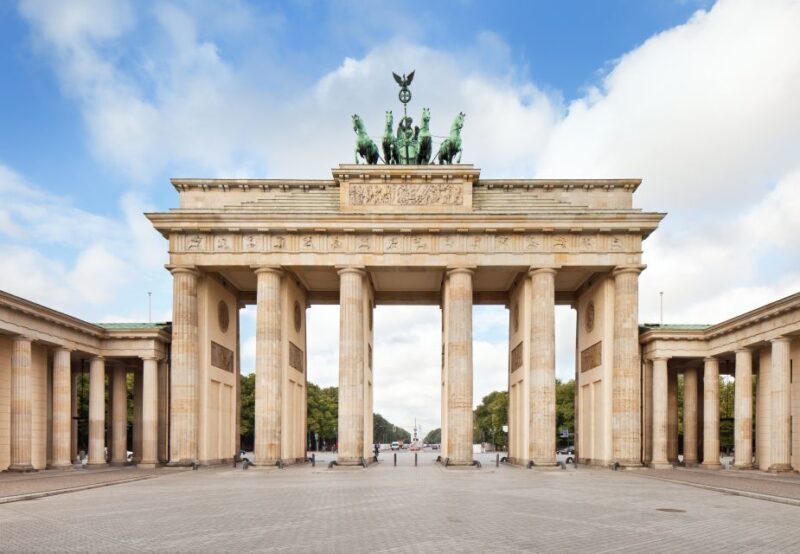 Berlin: Private 2-Hour Sightseeing Tour in Classic GDR Van - Authentic Transportation in a Vintage East German Van