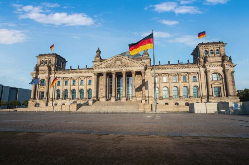 Berlin: Private 2-Hour Sightseeing Tour in Classic GDR Van - The Experience of the Guide and Driver