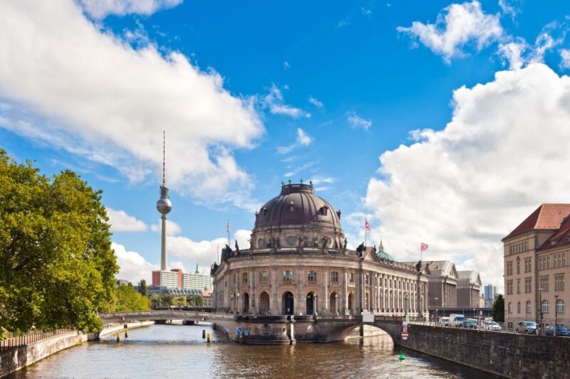Berlin: Sights and Highlights Bike Tour with a Local Guide - Key Points