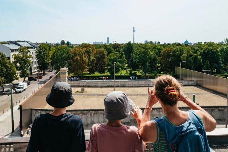 Berlin: Wall Tour  Fates, Love Stories, and Heroes - Key Points