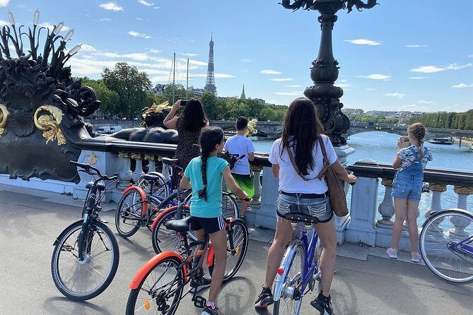 Bike Paris treasures with a live guide - Families & Friends - An In-Depth Look at the Paris Bike Tour
