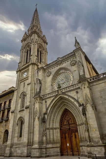 Bilbao: I'm a guide who shows the history of the city of Bilbao. - A Detailed Look at the Bilbao City Tour  