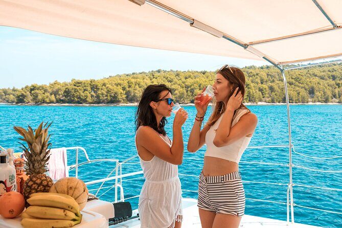 Blue Lagoon, Trogir & iovo catamaran tour with Food and Drinks - FAQ