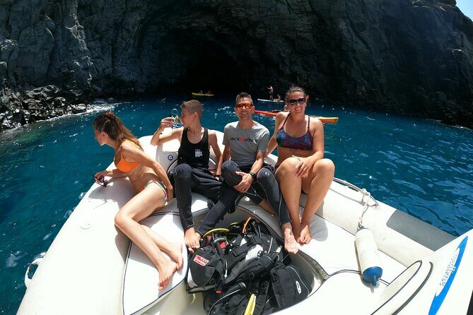 Boat Excursion to visit underwater lava tongues - Key Points