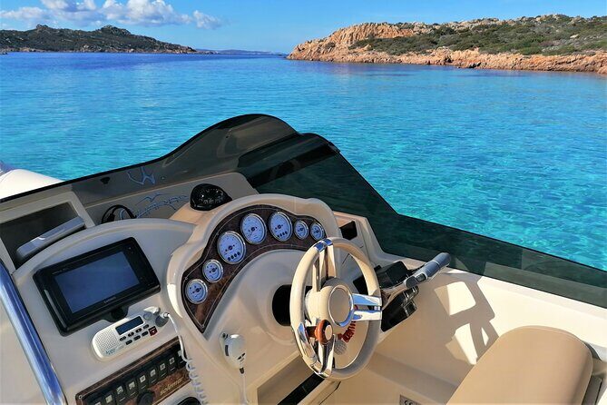 Boat rental with skipper in the La Maddalena Archipelago - An in-depth look at your La Maddalena adventure