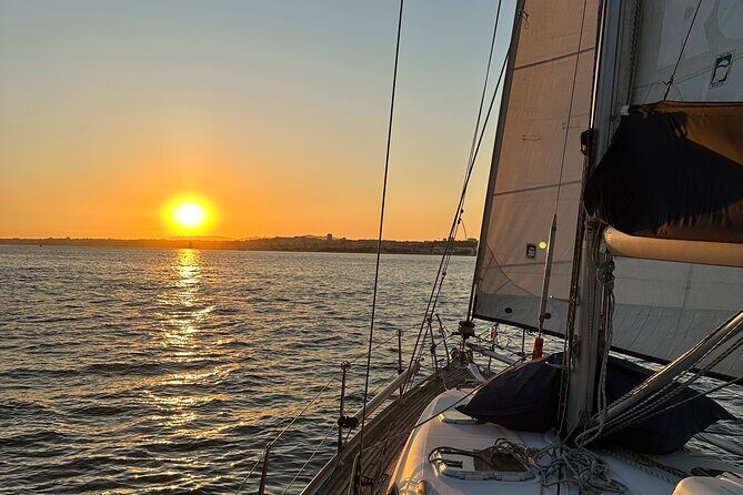 Boat tour in Lisbon with local sailors - Key Points