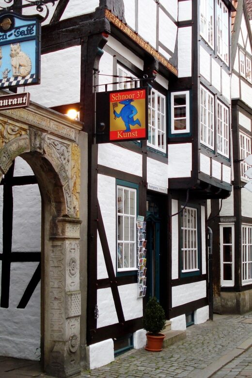 Bremen: Old Town Tour with Costumed Performer & Tour Guide - Key Points