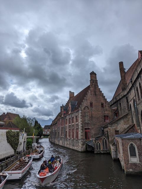 Bruges: Walking Tour with Hot Chocolate & Chocolate Tasting - An Overview of the Experience