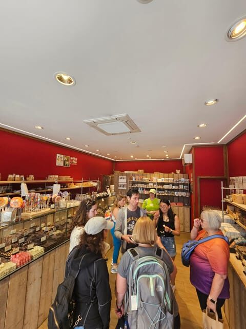 Bruges: Walking Tour with Hot Chocolate & Chocolate Tasting - Who Should Consider This Tour?