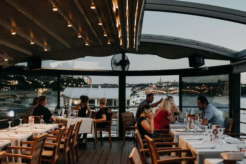 Budapest: 3-Course Dinner for 2 - stationary Boat Restaurant - Key Points