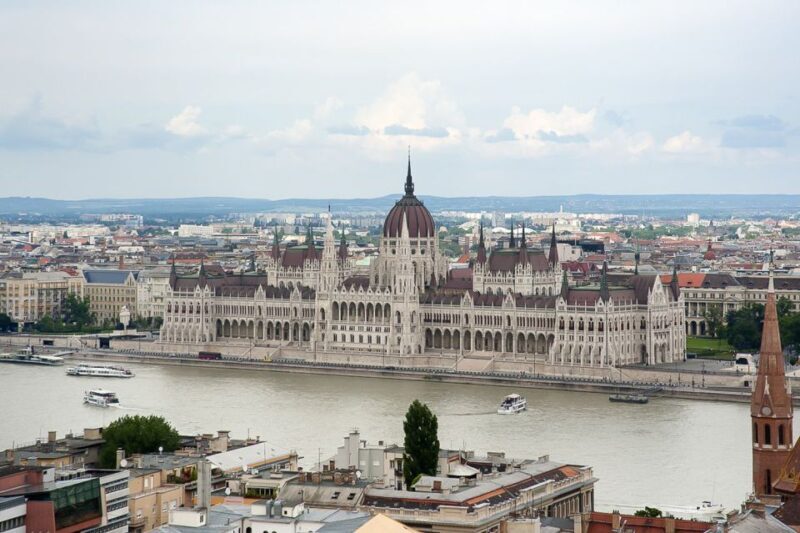 Budapest 3-Hour Walking Tour in Italian - An Authentic Introduction to Budapest in a Short Time