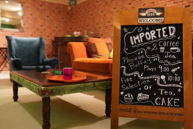 Budapest: 90s Sitcom Escape Room Adventure with Drinks - Key Points