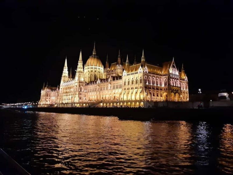 Budapest Boat Cruise with Personal Live Tour Guiding(+Drink) - Discovering Budapest from the Danube at Night