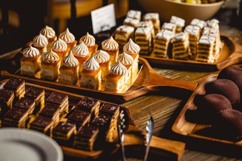 Budapest: Hungarian Dinner & Show with Unlimited Drinks - Who Should Consider This Tour?