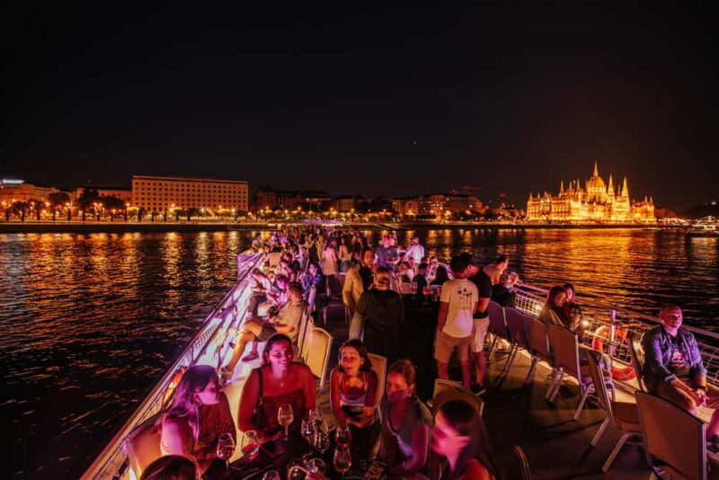 Budapest: Lotus Cruise with Unlimited Aperol and Prosecco - The Atmosphere and Entertainment