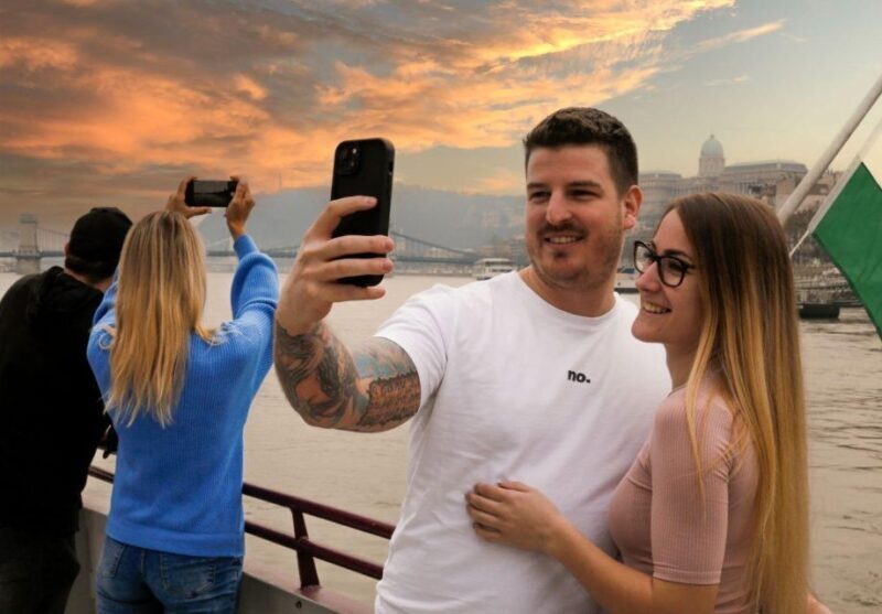 Budapest: Nighttime or Daytime Sightseeing Cruise - Key Points