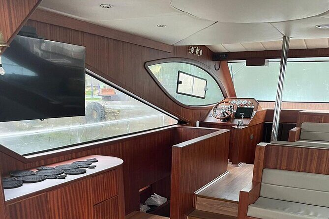 Budget Evening Cruise: Dinner, Live Shows & Party - Key Points