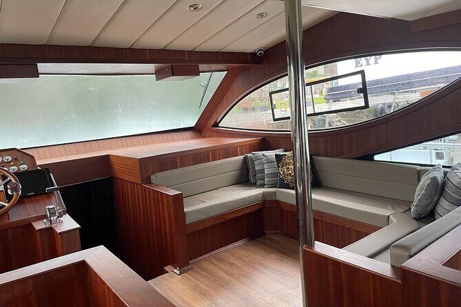 Budget Evening Cruise: Dinner, Live Shows & Party - The Food and Entertainment