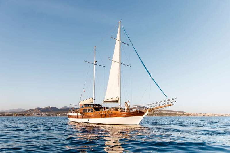 Cabo San Lucas: Sunset Yacht Cruise w/Chef Dinner & Open Bar - Who Is This Tour Best For?