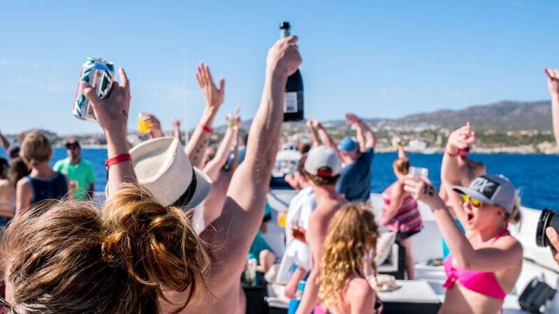 Cabos: Cabo Wave Cruise with Snorkeling, Lunch & Open Bar - FAQ