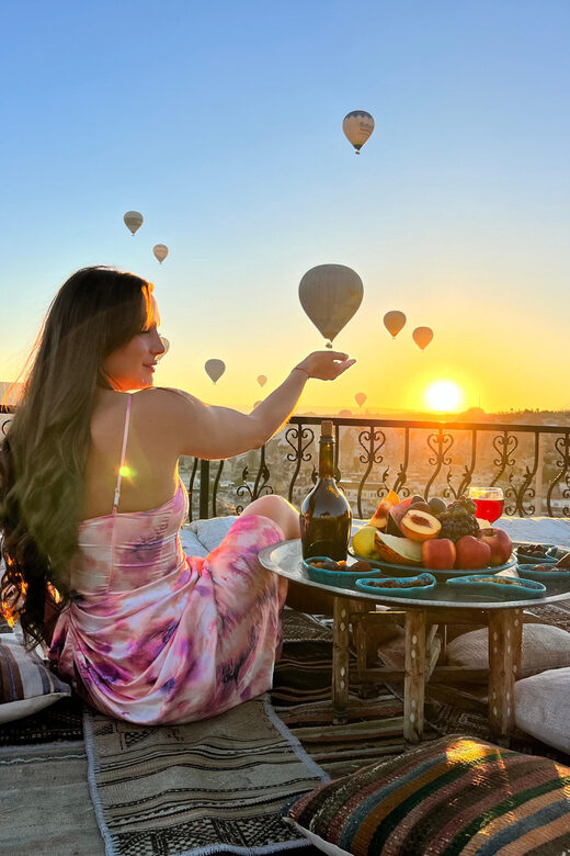 Cappadocia: Terrace Photo Spot With Balloon Flight View - The Decor and Atmosphere