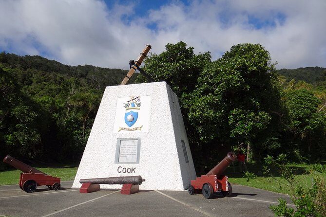 Captain Cook and Dolphin Cruise