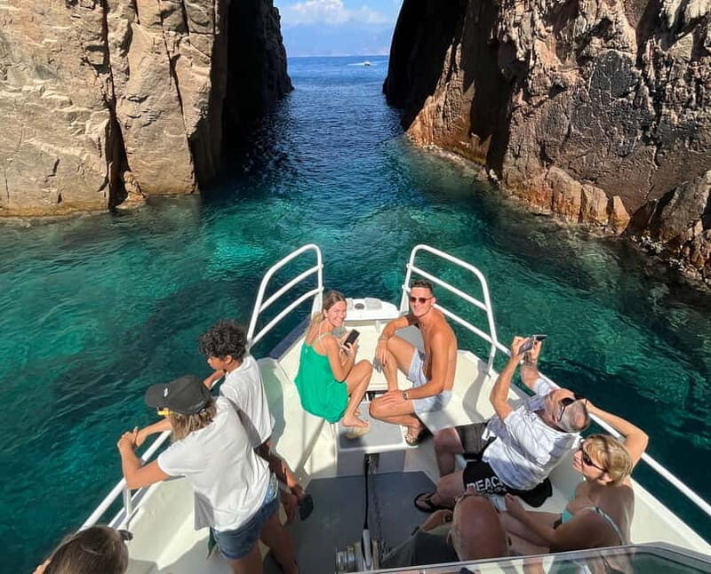 Cargèse: Calanques of Piana on a family boat - Key Points