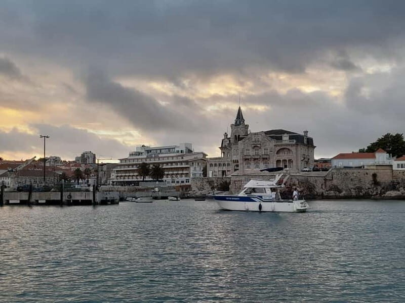 Cascais: Sunset Boat Trip with Welcome Drinks - FAQ