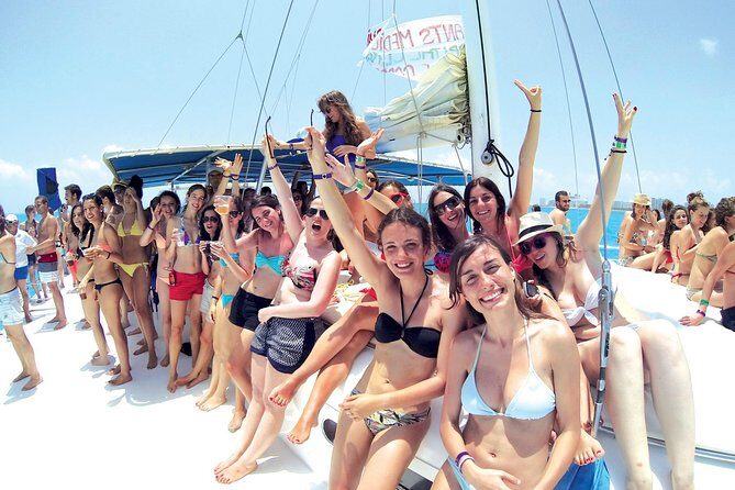 Catamaran Sailing to isla mujeres open bar included - Key Points