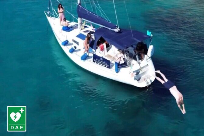 Catamaran tour stops bathing and snorkeling toast with prosecco - Key Points