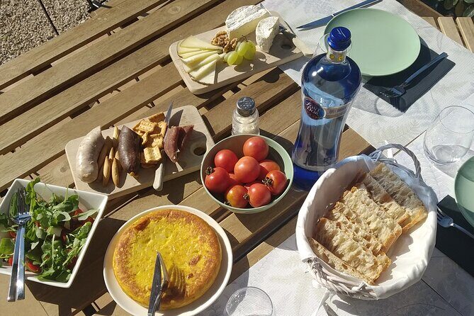 Cava tour to 3 family wineries with hotel pick-up - FAQ