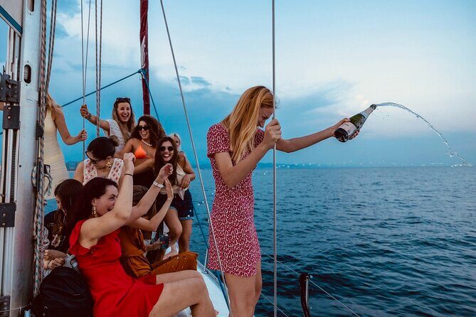 Celebration on board in Barcelona - 3 Hours - Key Points