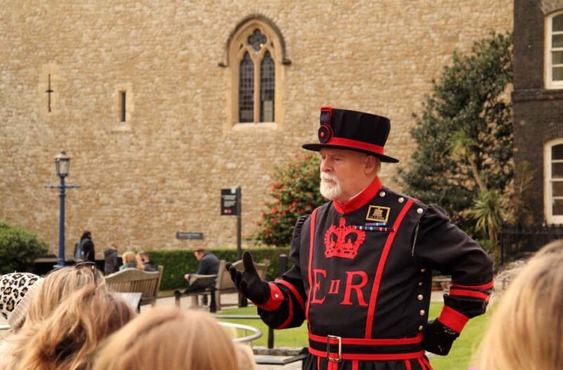Changing of Guards, Tower of London, Beefeaters & Cruise - Key Points