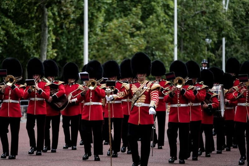 Changing of the Guard at Buckingham Palace Walking Tour - Starting Point and First Impressions