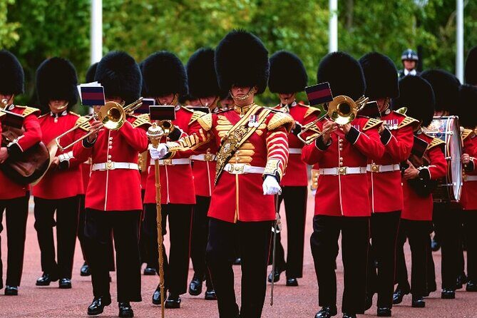 Changing of the Guard Walking Tour in London at Buckingham Palace - Key Points