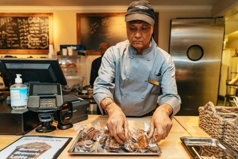 Chicago: Classic Food and Walking Tour with Free Bike/Kayak - The Experience and Group Dynamics