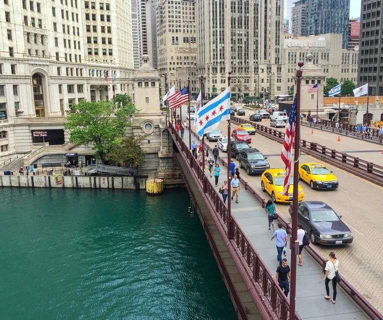 Chicago: Magnificent Mile Walking Tour - From Dirt Road to a World-Famous District