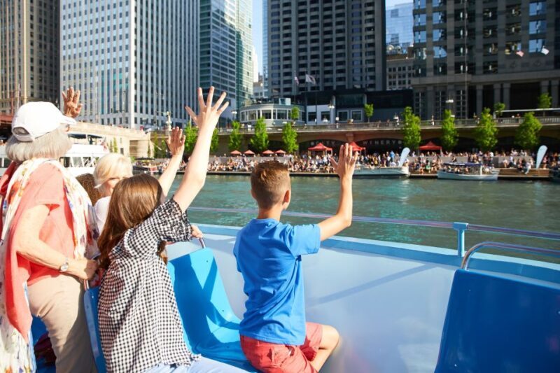 Chicago: Narrated Sightseeing River and Lake Cruise - An In-Depth Look at the Experience