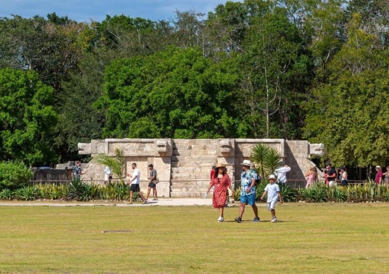 Chichen Itza: Visit the ruins, sacred cenote and Valladolid - Exploring the Chichen Itza Ruins