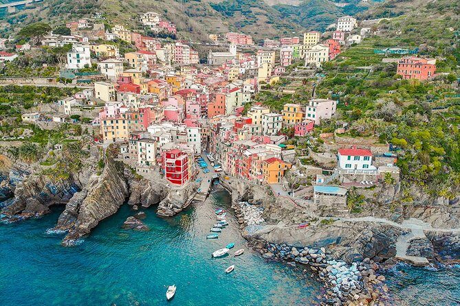 Cinque Terre tour in Small Group from Pisa - The Guides: Knowledge, Humor, and Local Tips