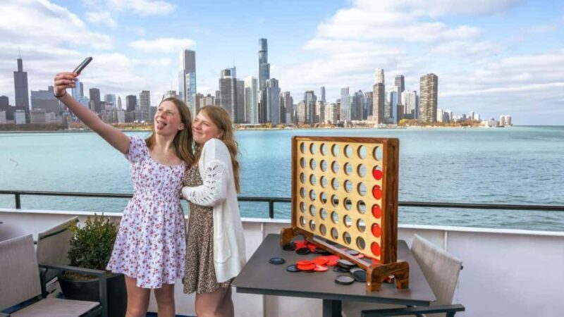 City Cruises Chicago: Lake Michigan Lunch or Dinner Cruise - The Entertainment and Atmosphere