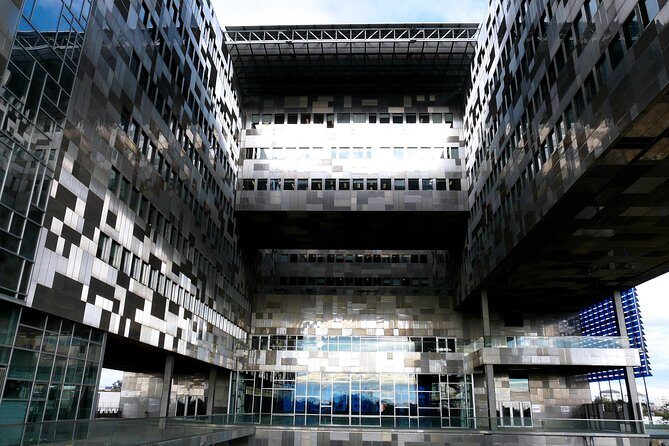 CityTour and Photo Portraits Souvenirs in Montpellier - Visiting the Historic Cathedral and Porte du Peyrou