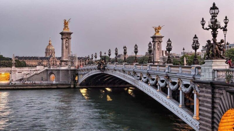 Classical and Monumental Paris Tour along the Seine River - An In-Depth Look at the Paris Seine River Tour