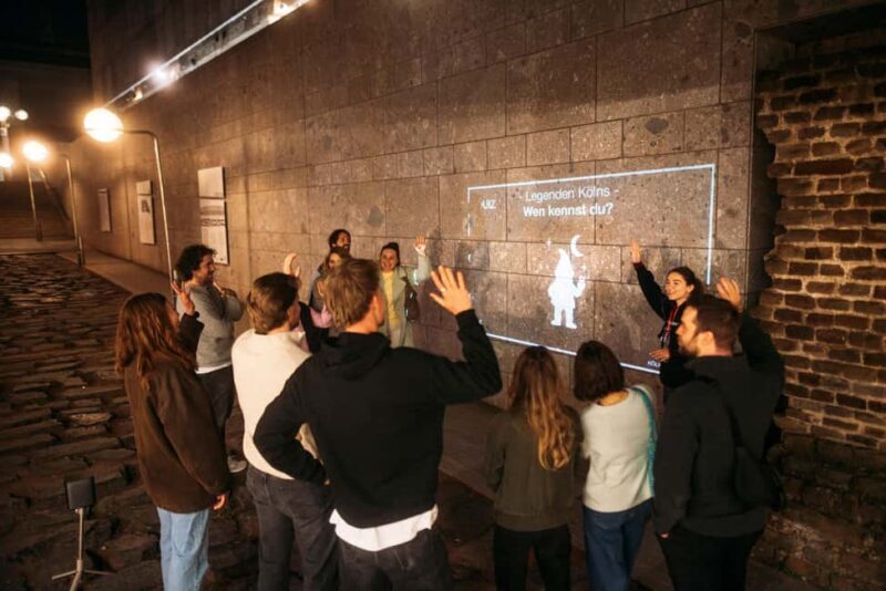 Cologne: Cologne Cathedral & Old Town in the evening  interactive tour with projector - Key Points
